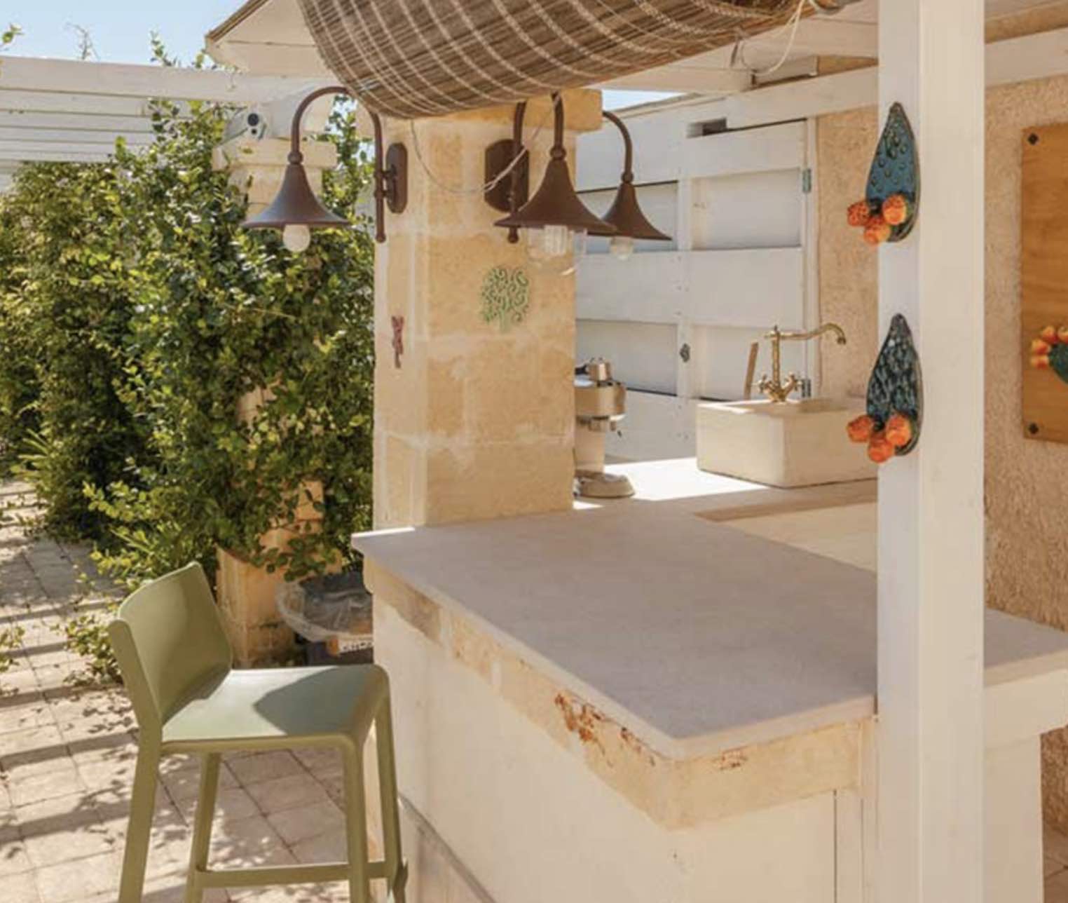 Outdoor Bar Furniture for Small Spaces: Space-Saving Ideas and ... Outdoor Bar Furniture for Small Spaces: Space-Saving Ideas and ...